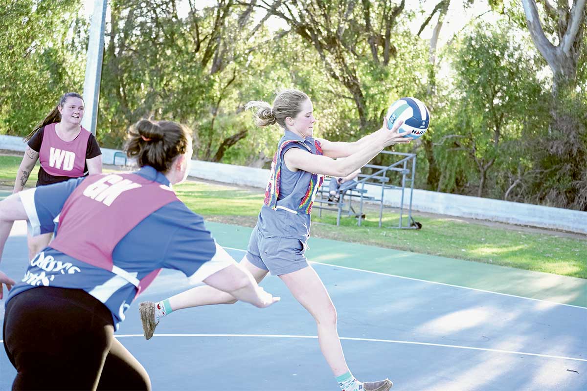 Summer netball kick starts | The Coonamble Times